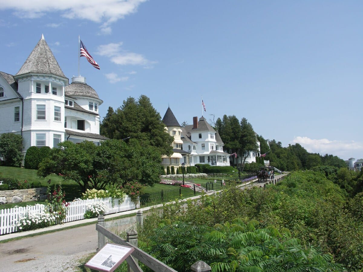 21 Charming Small Towns in Michigan to Check Out (2024)