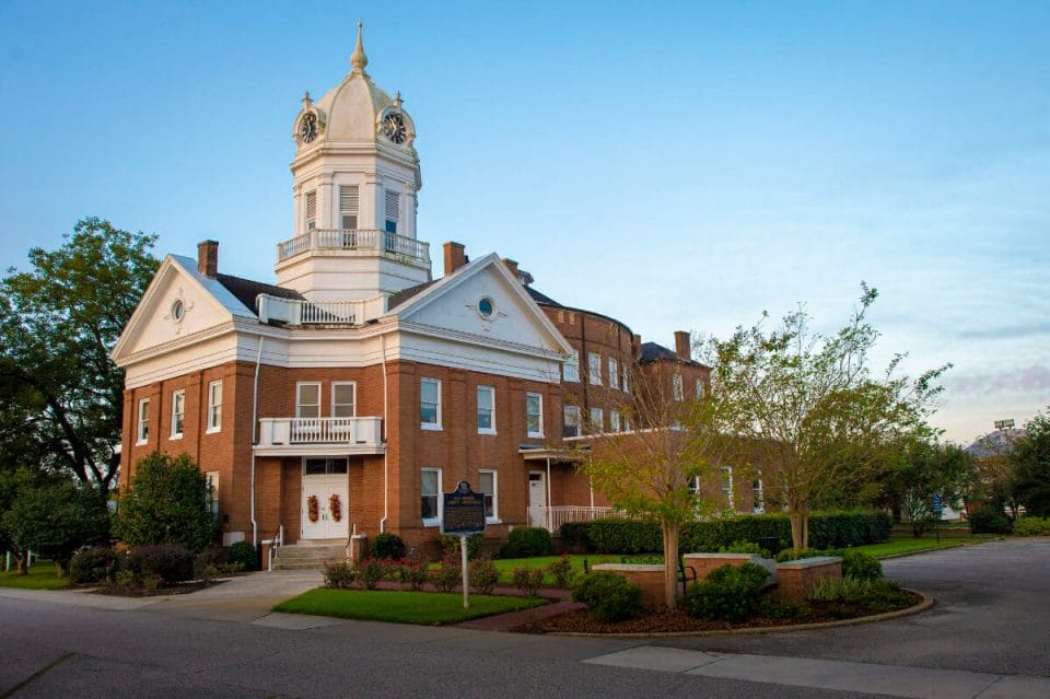 17 Charming Small Towns in Alabama that You Need to Visit (2024)