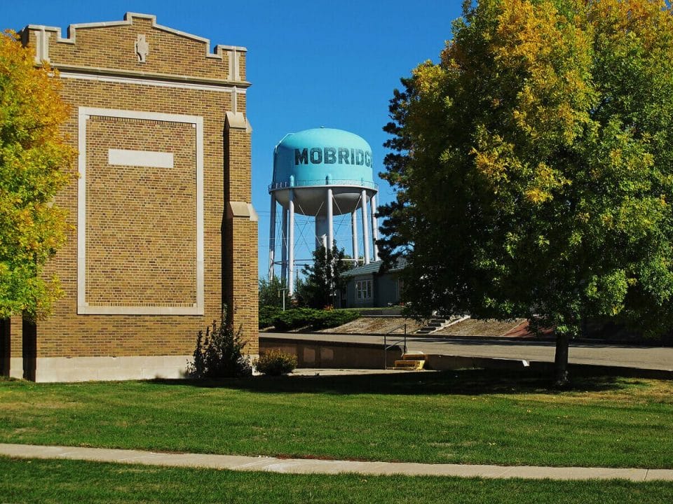 17 Charming Small Towns in South Dakota that You Need to Visit (2024)