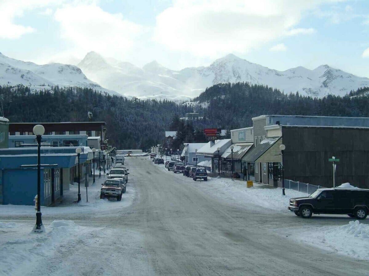 17 Charming Small Towns in Alaska (2023)