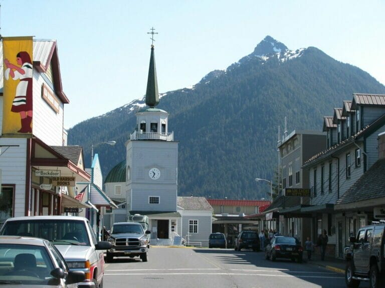 17 Charming Small Towns in Alaska (2023)