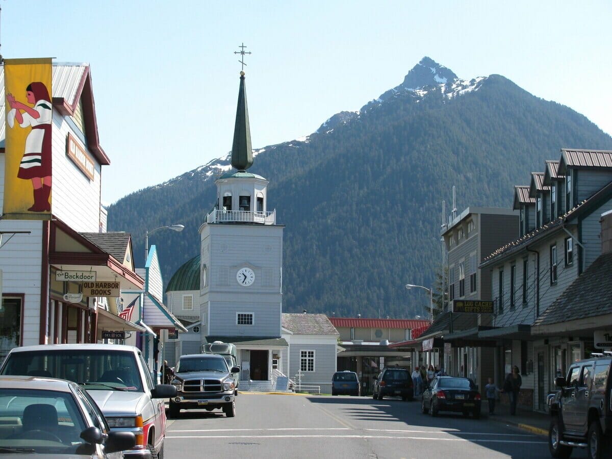 17 Charming Small Towns in Alaska (2023)
